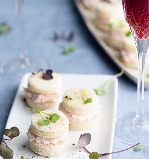 Cocktail de Prosecco e mirtilos e canapés de camarão - Cookidoo® – the ...