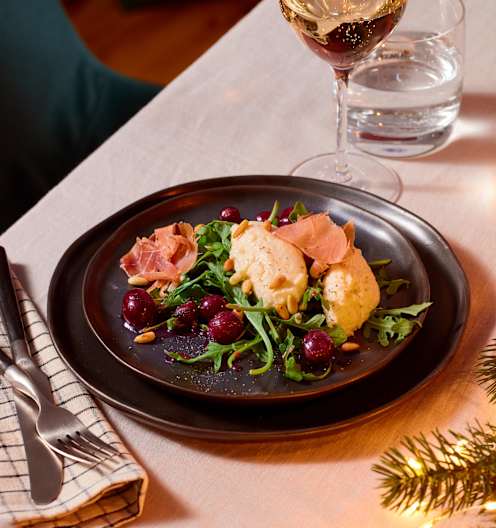 Parmesan-Mousse mit karamellisierten Weintrauben und Parmaschinken ...