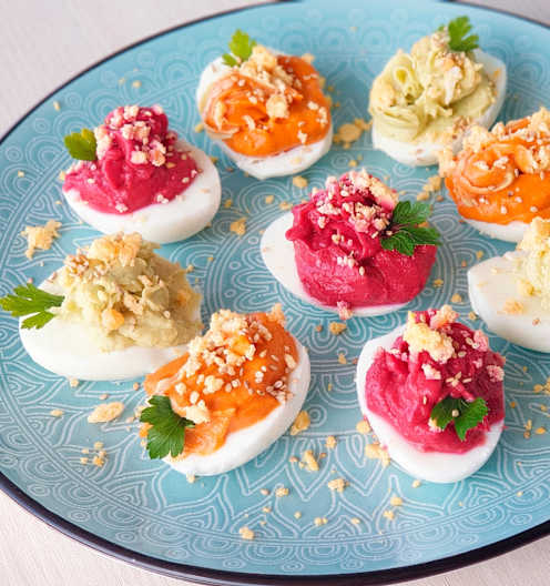 Huevos camperos rellenos de hummus tricolor de aguacate, pimiento rojo ...