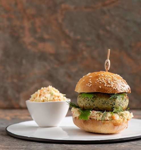 Burgery z łososia w domowej bułce z sałatką Colesław - Cookidoo® – das ...