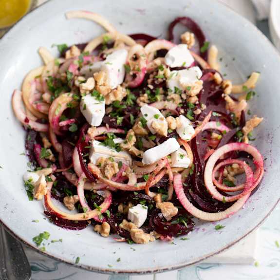 Ensalada de betabel en espirales con queso feta y nueces - Cookidoo ...