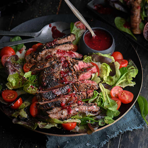 Steaks marinés au café, salade de crudités et vinaigrette aux fruits ...