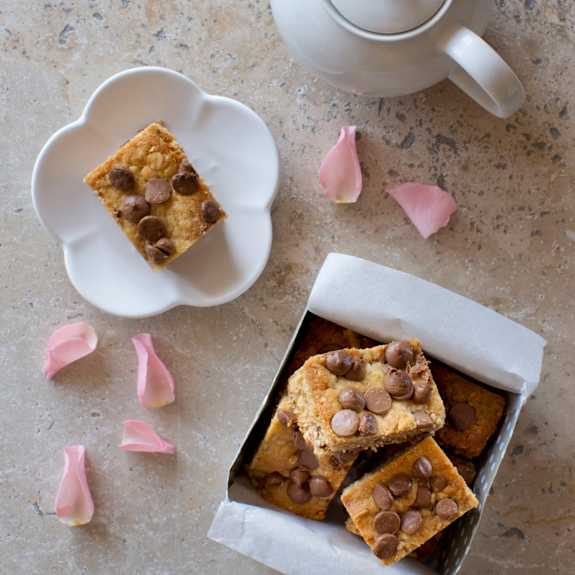 Peanut butter choc chip slice - Cookidoo® – the official Thermomix ...