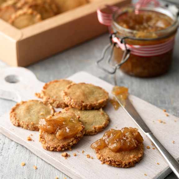 Stilton and Walnut Biscuits with Roasted Garlic Jam - Cookidoo® – la ...