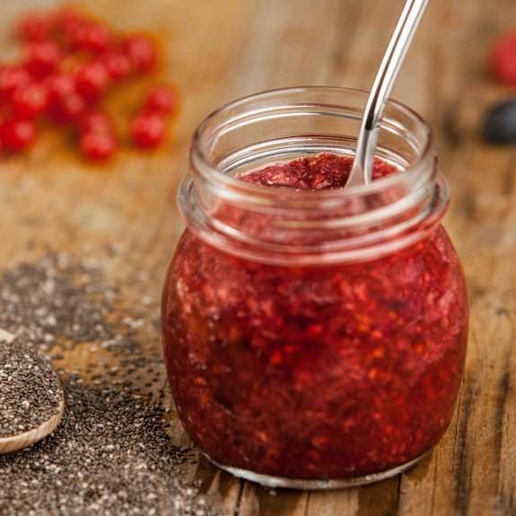 Confiture de fruits rouges et de graines de chia sans cuisson ...
