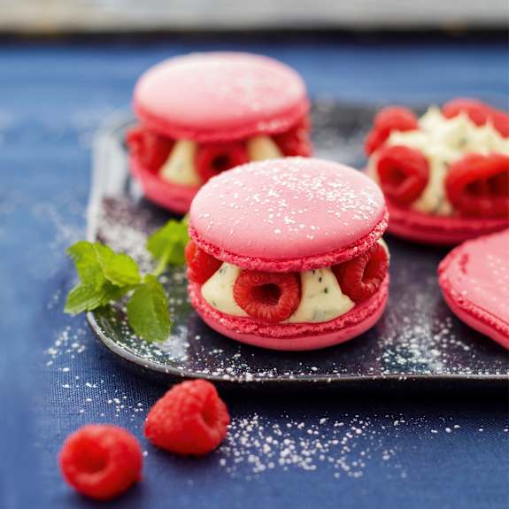 Gros macarons à la menthe et à la framboise - Cookidoo® – das ...
