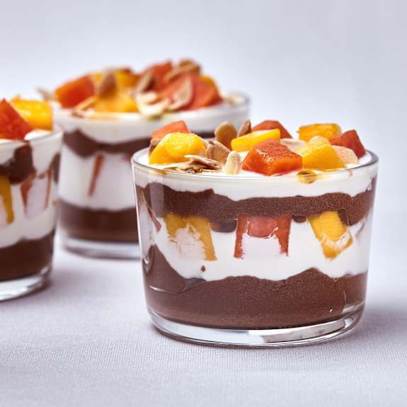 Trifle de chocolate com mascarpone e frutos tropicais - Cookidoo® – a ...