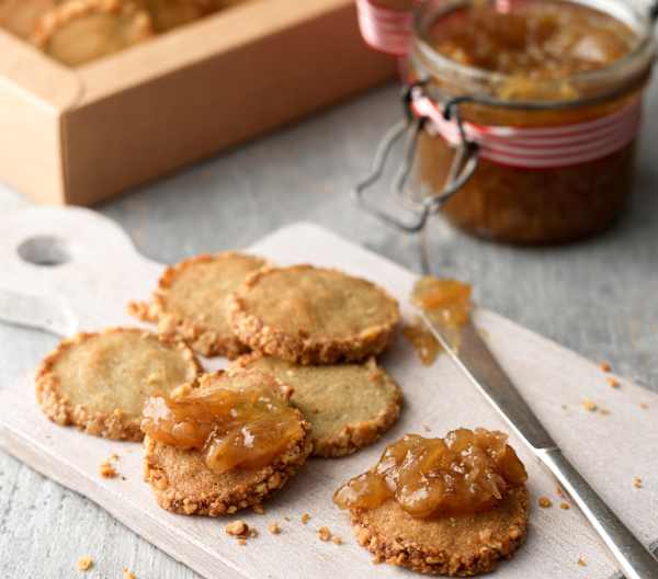 Stilton and Walnut Biscuits with Roasted Garlic Jam - Cookidoo® – das ...