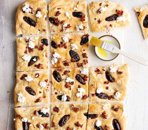 Focaccia con dátiles, tocino y queso de cabra - Cookidoo® – the ...