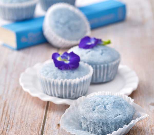 Kue Kukus Bunga Telang Biru (Nyonya Blue Pea Flower Steamed Cupcakes ...