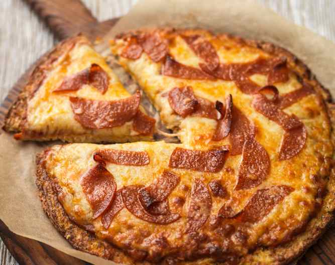 Pizza kalafiorowa z kiełbasą pepperoni - Cookidoo® – the official ...