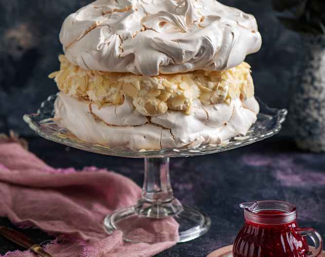 Tort bezowy z kremem budyniowym i sosem malinowym - Cookidoo ...
