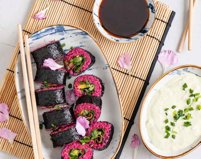 Różowe sushi z warzywami i sosem awokado-wasabi - Cookidoo® – a ...