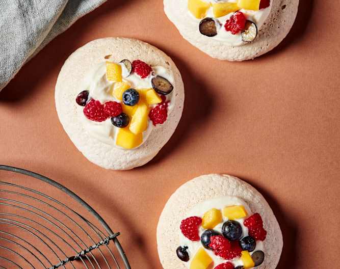 Wegańskie mini bezy Pavlova z kokosową bitą śmietaną - Cookidoo ...