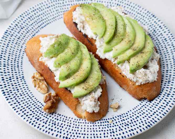 Tostadas con aguacate y crema de queso fresco con nueces - Cookidoo ...