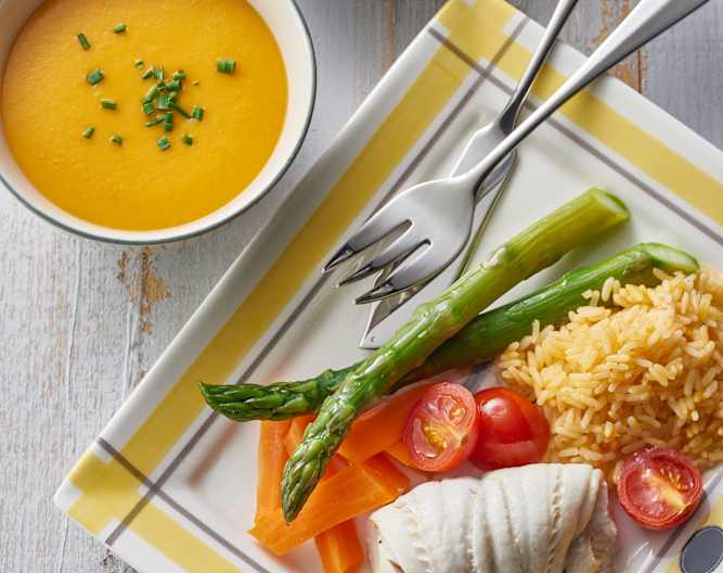 Squashsoppa, Fisk med ris och grönsaker samt Smulpaj på äpple och päron ...