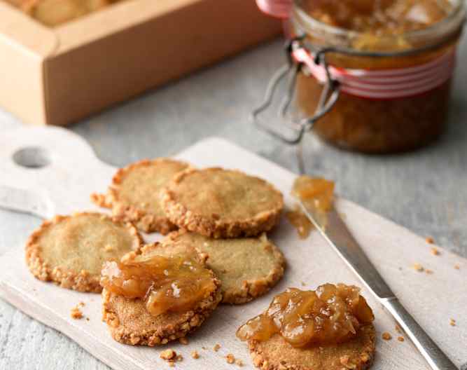 Stilton and Walnut Biscuits with Roasted Garlic Jam - Cookidoo® – la ...