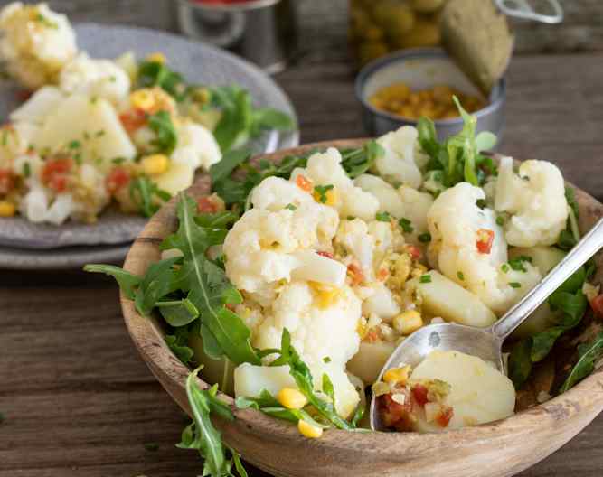 Coliflor templada con vinagreta de maíz, pimiento y encurtidos ...