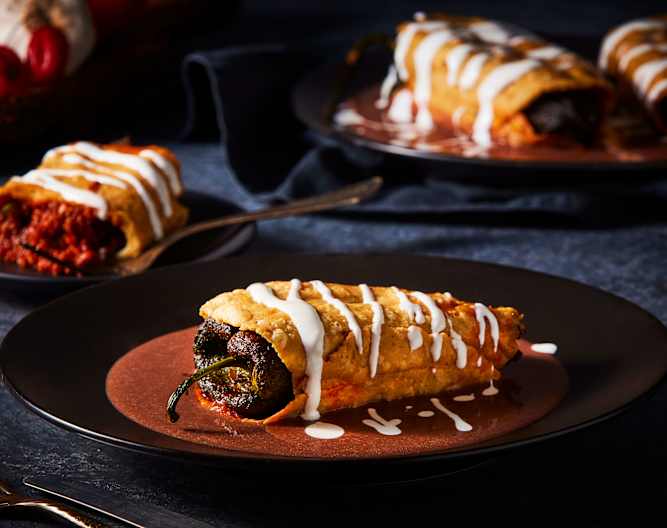 Chiles rellenos de chicharrón en salsa de frijol negro - Cookidoo® – la ...