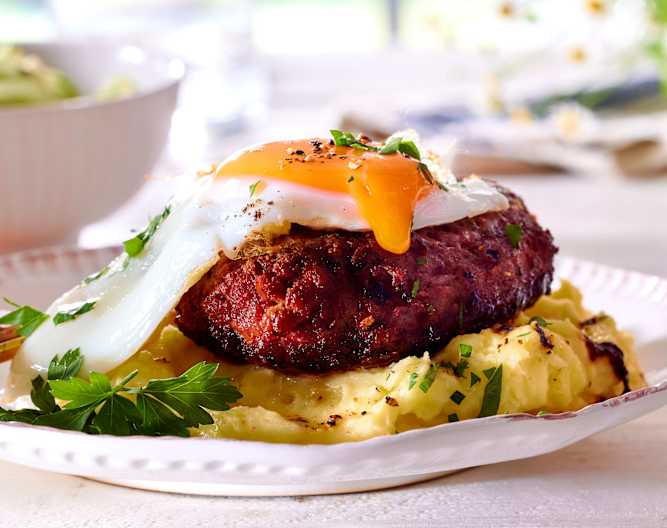Hacksteak mit Rote Bete (Biff à la Lindström) und Kartoffelstampf ...