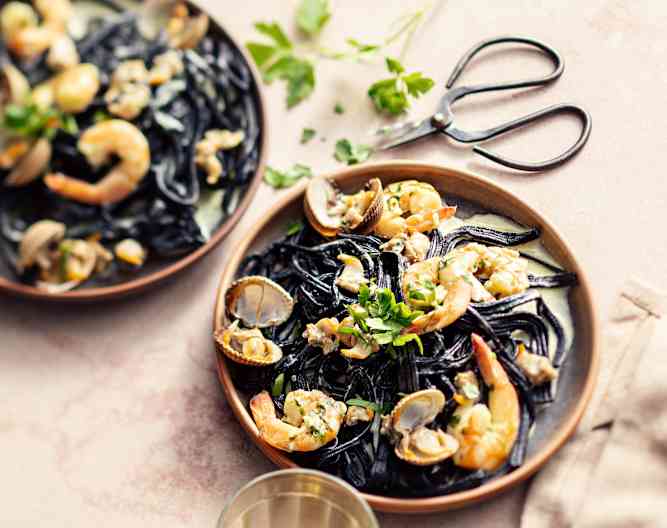 Pâtes à l'encre de seiche, aux crevettes et coques - Cookidoo ...