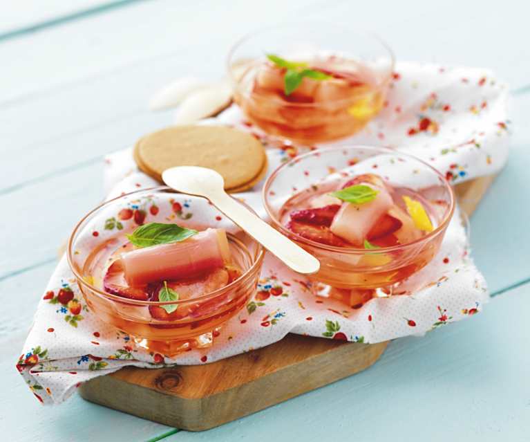 Nage de rhubarbe aux fraises et au basilic - Cookidoo® – the official ...