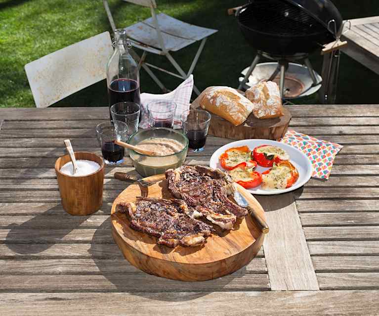Chuletón a la brasa con salsa de oporto y pimientos con provoleta ...