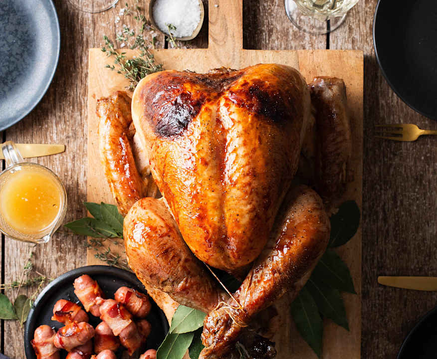 Dinde rôtie, farce crémeuse à la pancetta, au citron et aux herbes ...