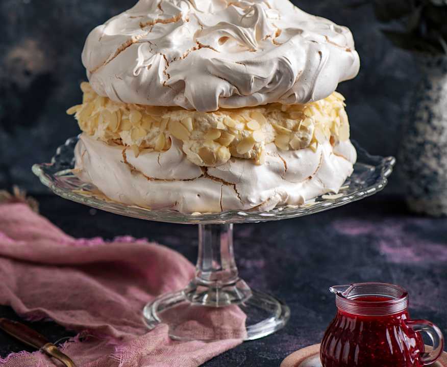 Tort bezowy z kremem budyniowym i sosem malinowym - Cookidoo ...