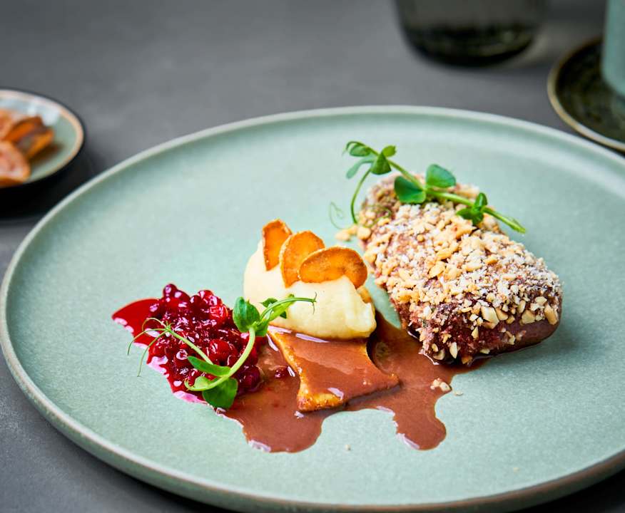 Hertenfilet, pastinaak-aardappelpuree, wortelchips, eryngii, veenbessen ...