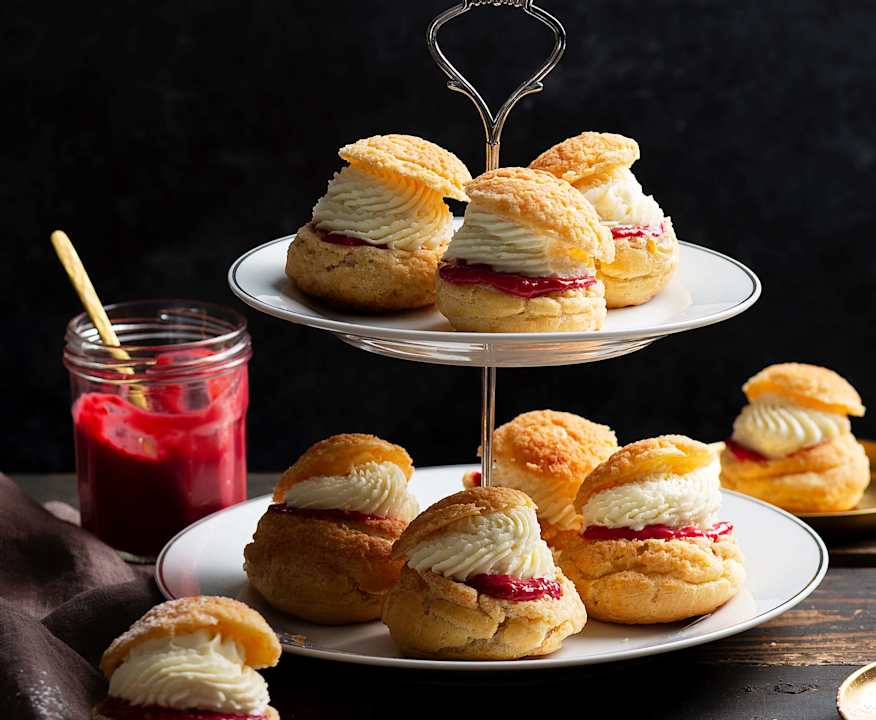Craquelin choux puffs with raspberry and white chocolate filling ...