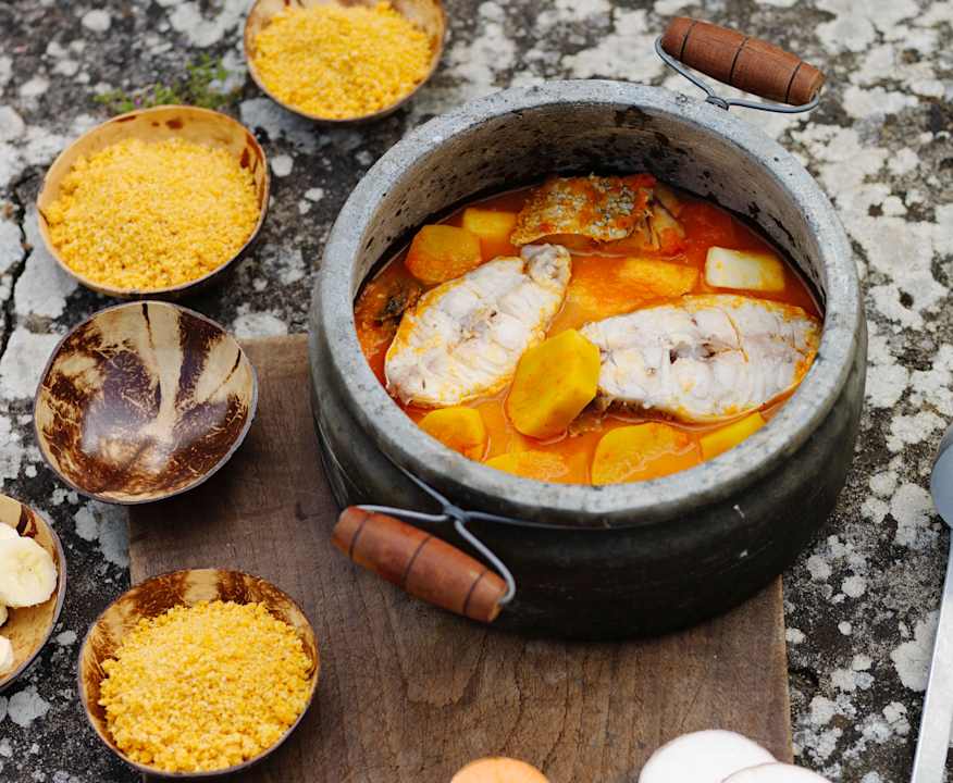 Muzongué com musseque - Guisado de peixe com farinha de mandioca ...