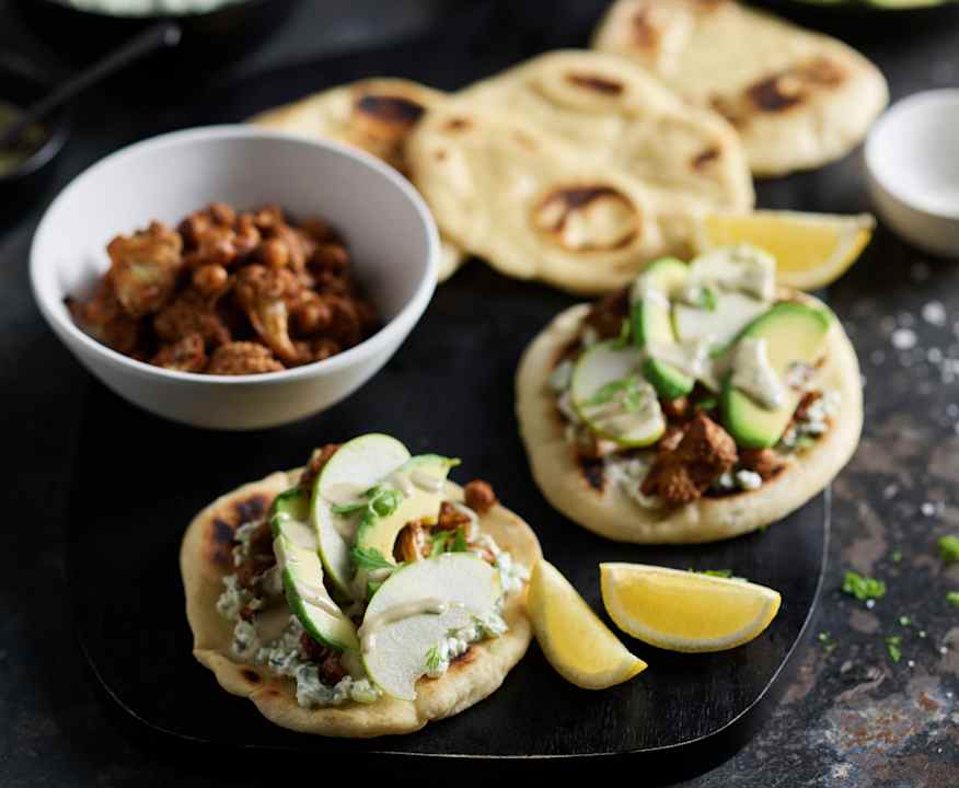 Naans au chou-fleur épicé, dip à la feta et tahini au thé matcha ...