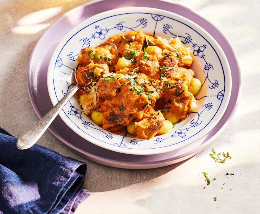 Sauerkraut-Rahm-Gulasch mit Gnocchi - Cookidoo® – the official ...