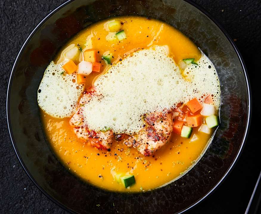 Soupe orientale au potiron, crevettes géantes et mousse au curry ...