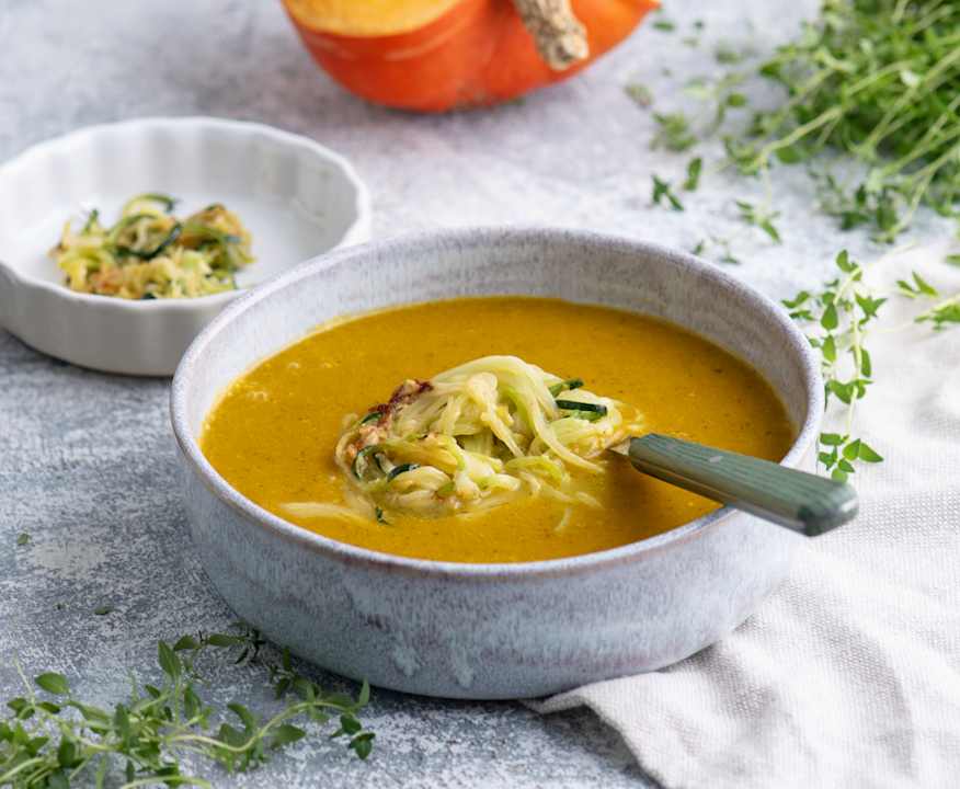 Romige pompoen en courgettesoep met courgettenoedels - Cookidoo® – a ...
