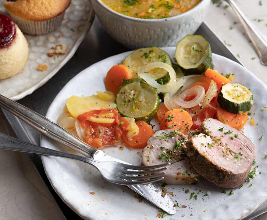Menú: Sopa de verduras con pasta. Paleta de cerdo rellena y verduras ...