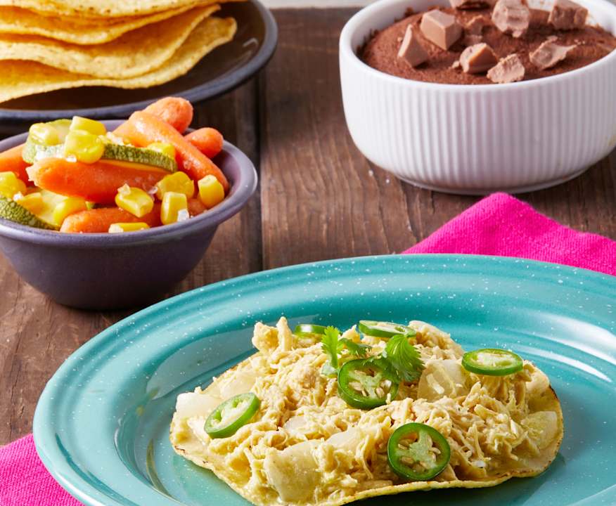 Tinga de pollo en salsa verde, verduras y bizcocho de chocolate al ...