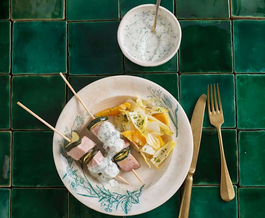 Espetadas de atum com molho de iogurte e salada fria de funcho - TM5 ...