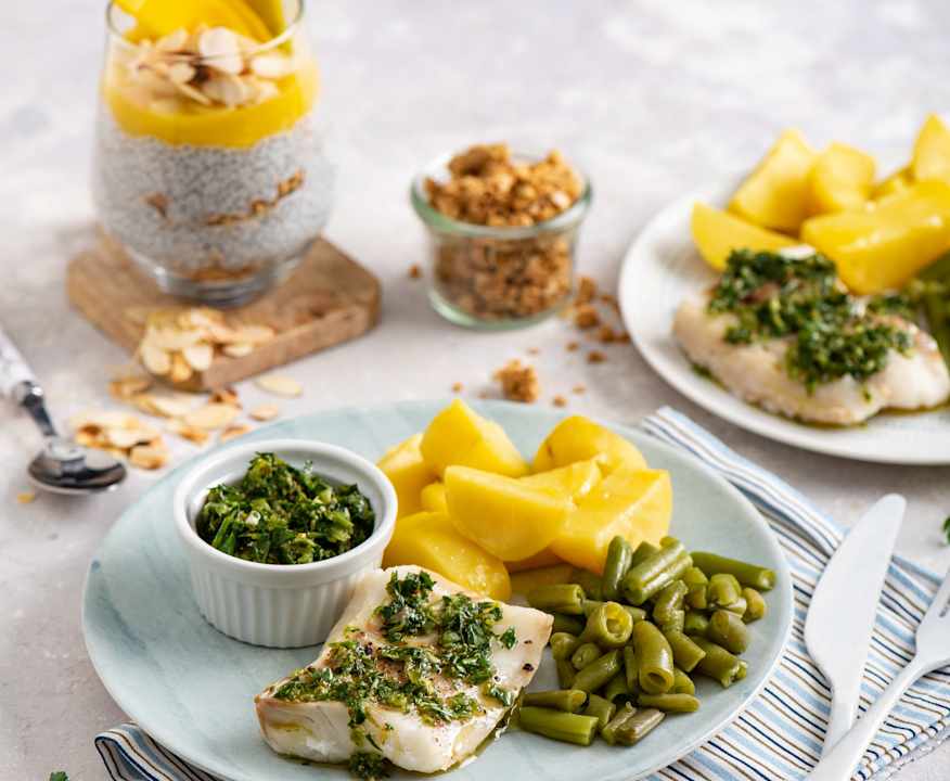 Ryba z sosem chimichurri, fasolką i ziemniakami; Warstwowy deser z chia ...