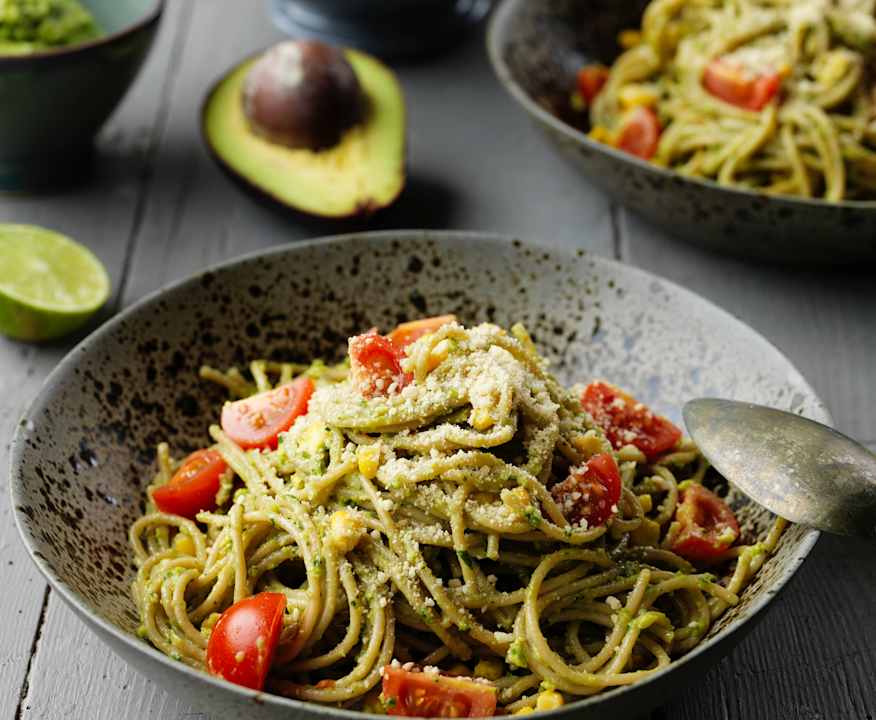 Spaghetti complets à la sauce à l’avocat et “parmesan” végétalien ...