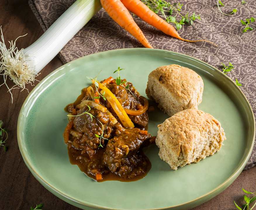Jelení ragú s kořenovou zeleninou a pórkové buchty - Cookidoo ...
