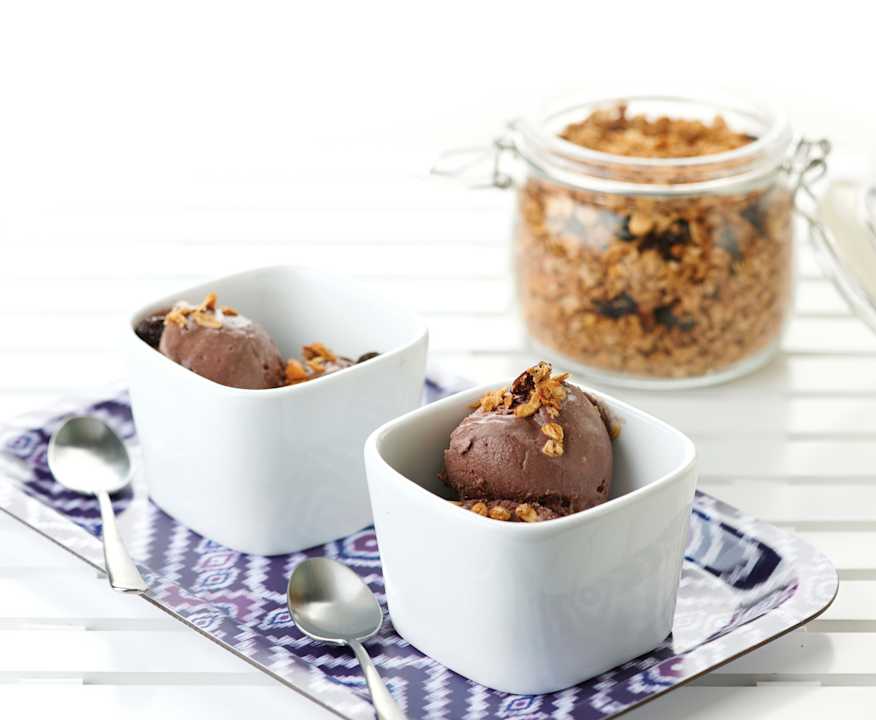 Gelado de açaí e banana com granola de coco - Cookidoo® – the official ...