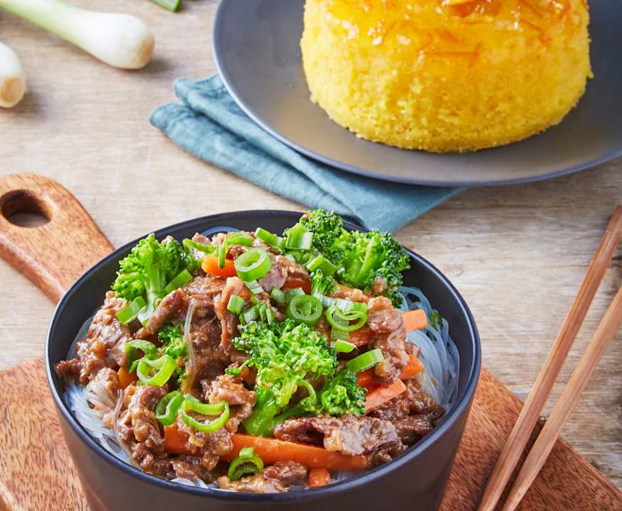 Carne de res con brócoli en salsa asiática, fideos de arroz y pastel de ...