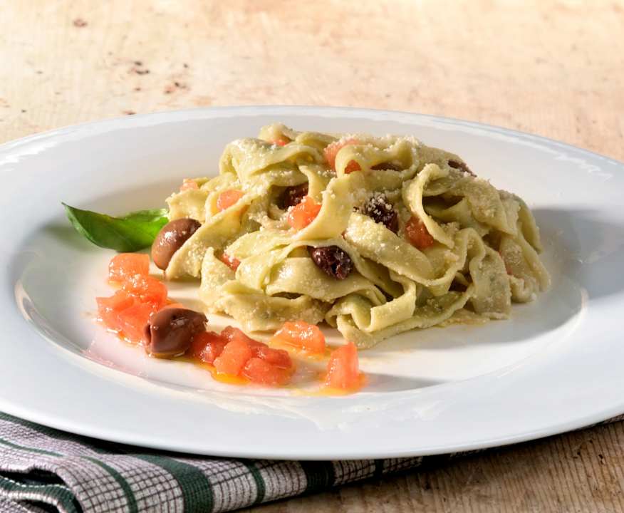 Tagliatelle au basilic sauce olives et tomates - Cookidoo® – la nostra ...