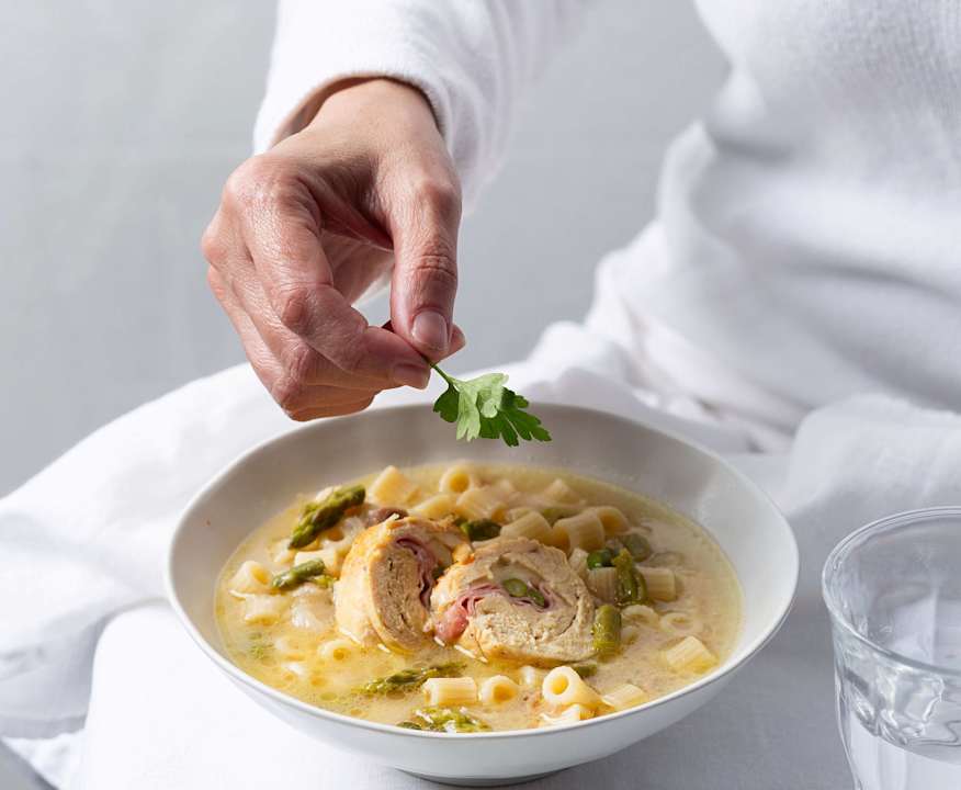 Soupe de pâtes aux champignons et poulet et involtini farci aux ...