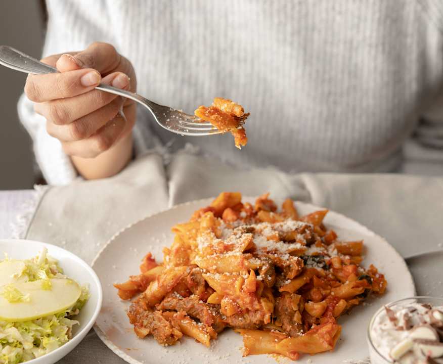 Salată, paste cu ragù și cremă de ciocolată cu căpșune - Cookidoo ...