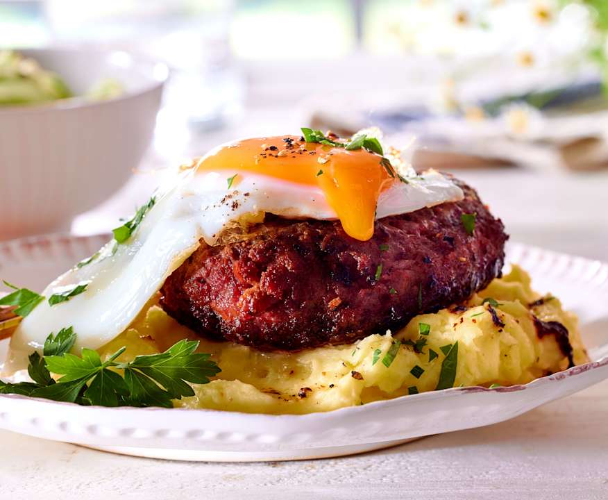 Hacksteak mit Rote Bete (Biff à la Lindström) und Kartoffelstampf ...