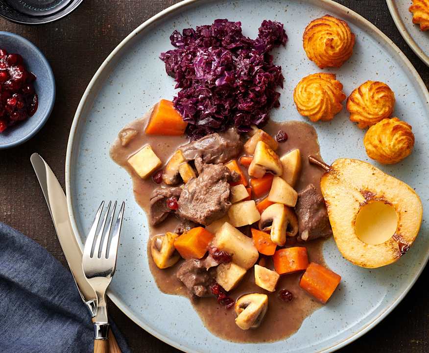 Ragoût de chevreuil avec pommes duchesse et chou rouge aux pommes ...