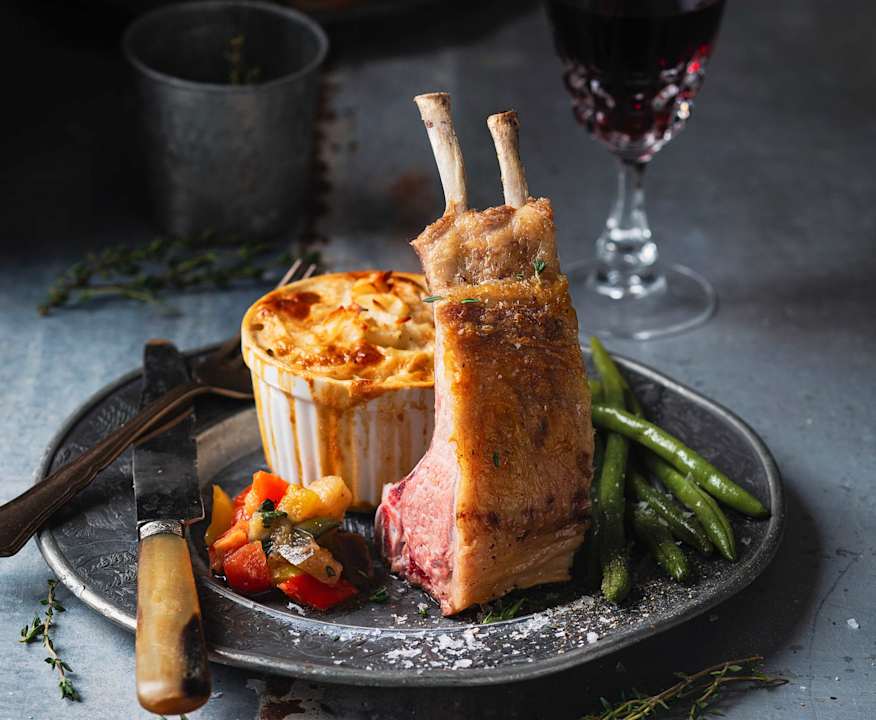 Côtelettes d'agneau avec ratatouille, haricots et gratin de pommes de ...